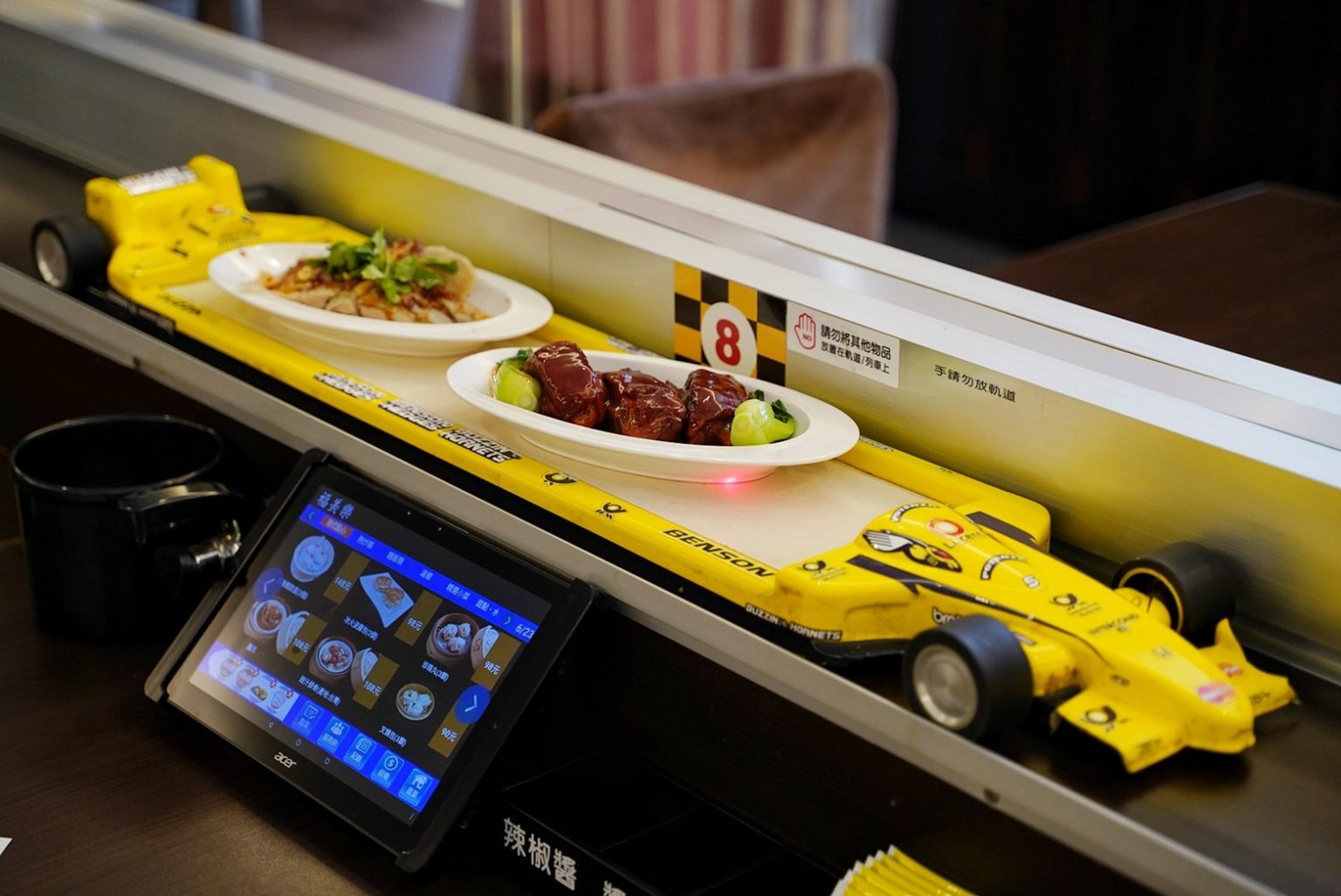 「福美樂Formula 1」港式茶餐廳，以F1賽車直送餐點到你座位上！餐點以港式料理、江浙點心及中式快炒為主，上百道的餐點選擇，絕對能滿足你 ...