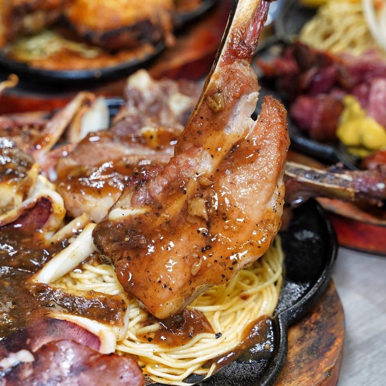 【19House炙燒牛排台中太平店】排餐最便宜260元、雙拼390元起就能享有超豐富自助吧吃到飽！肉燥飯、麻辣燙、沙拉吧、珍珠奶茶通通無限供應～ - 阿華田的美食日記