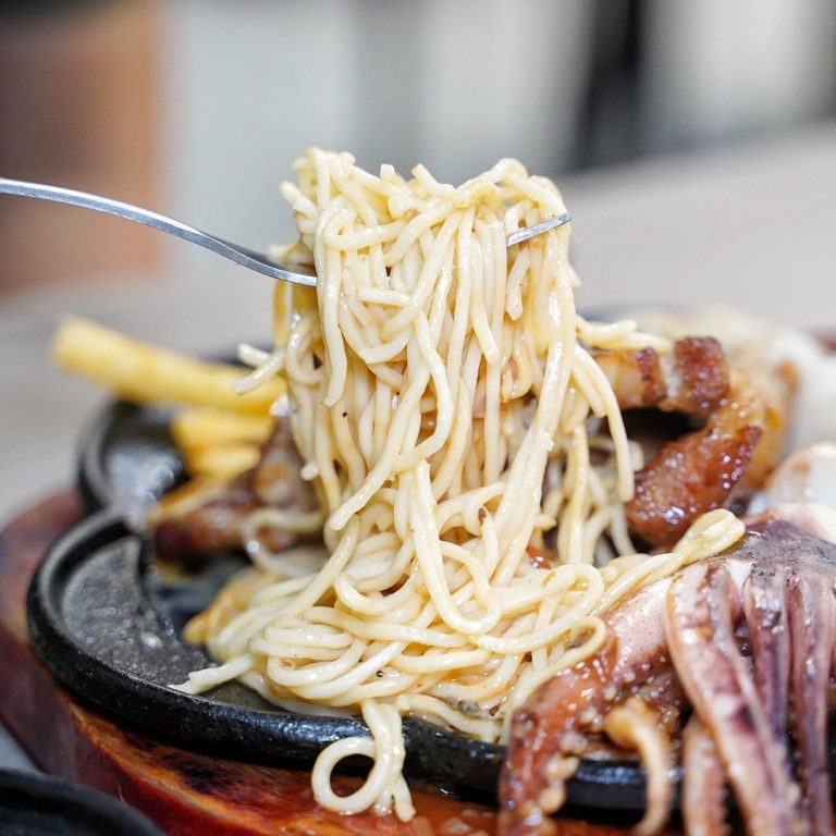 【19House炙燒牛排台中太平店】排餐最便宜260元、雙拼390元起就能享有超豐富自助吧吃到飽！肉燥飯、麻辣燙、沙拉吧、珍珠奶茶通通無限供應～ - 阿華田的美食日記