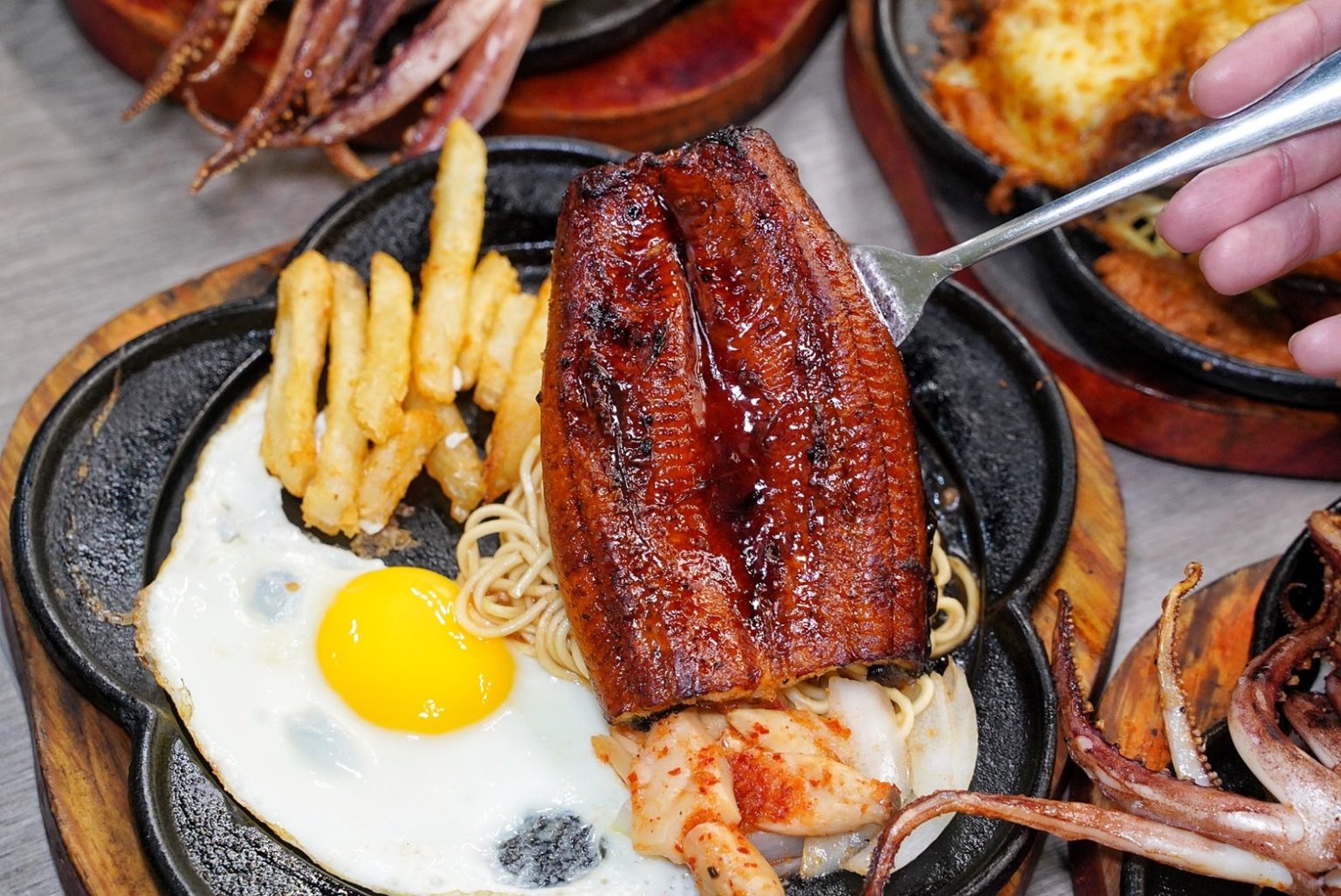 【19House炙燒牛排台中太平店】排餐最便宜260元、雙拼390元起就能享有超豐富自助吧吃到飽！肉燥飯、麻辣燙、沙拉吧、珍珠奶茶通通無限供應～ - 阿華田的美食日記