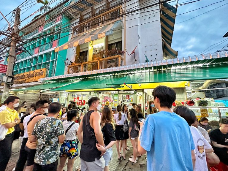 曼谷美食推薦！「Jeh O Chula」是連續四年榮獲米其林必比登推薦的排隊網紅店！想吃得提前排隊，或是網路提前預訂！營業至凌晨12點，當宵夜 ...