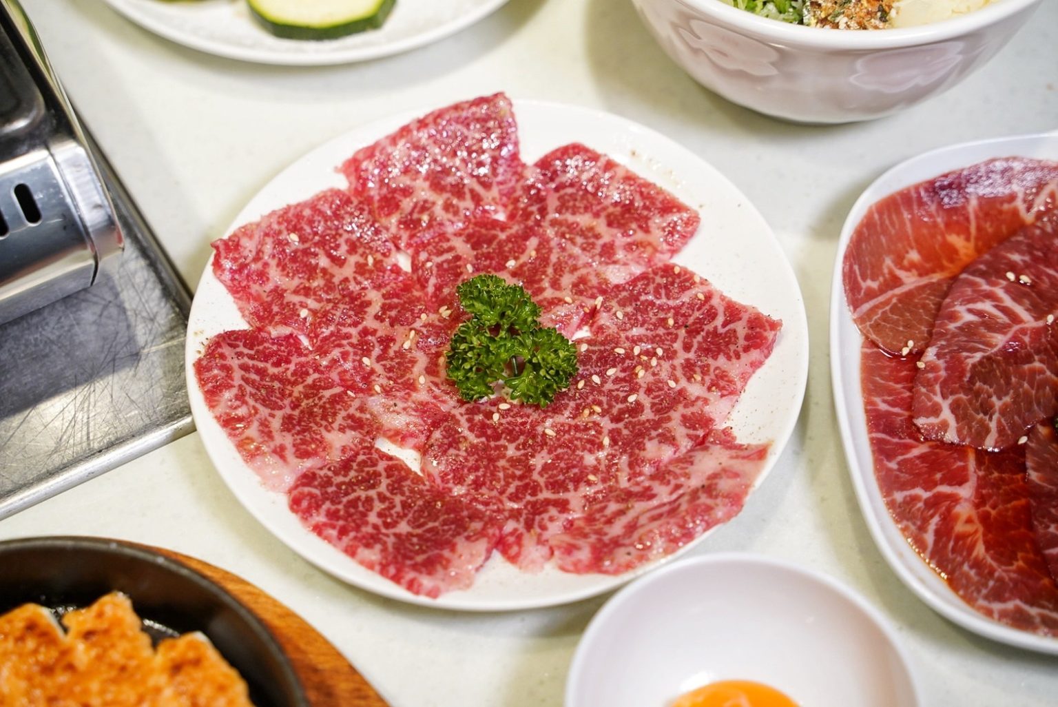 聚餐首選推薦！超人氣「Uncle Shawn 燒肉餐酒館」你吃過了嗎？是我N訪的燒肉店之一，每桌都有全程代烤服務，讓各位的用餐體驗都是最尊榮頂級的享受！ - 阿華田的美食日記