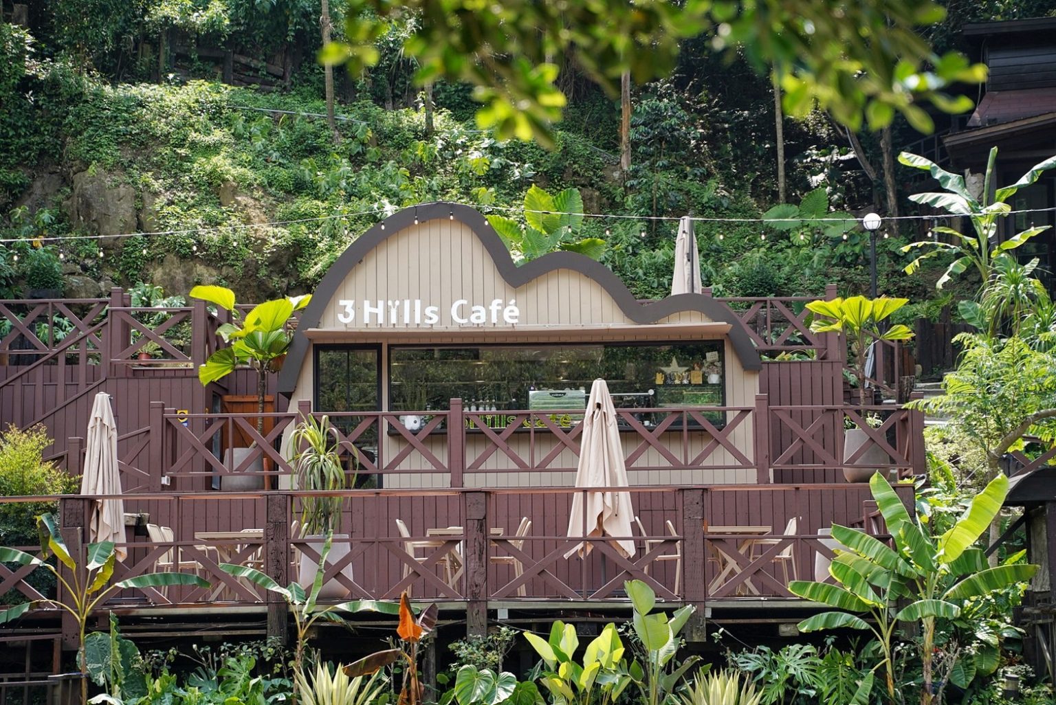 苗栗新開幕「3 Hills Café 三丘景觀餐廳」，絕對是間遺世獨立的森林系咖啡廳，讓你遠離都市塵囂，超放鬆、超愜意！就在三義勝興車站旁！ - 阿華田的美食日記