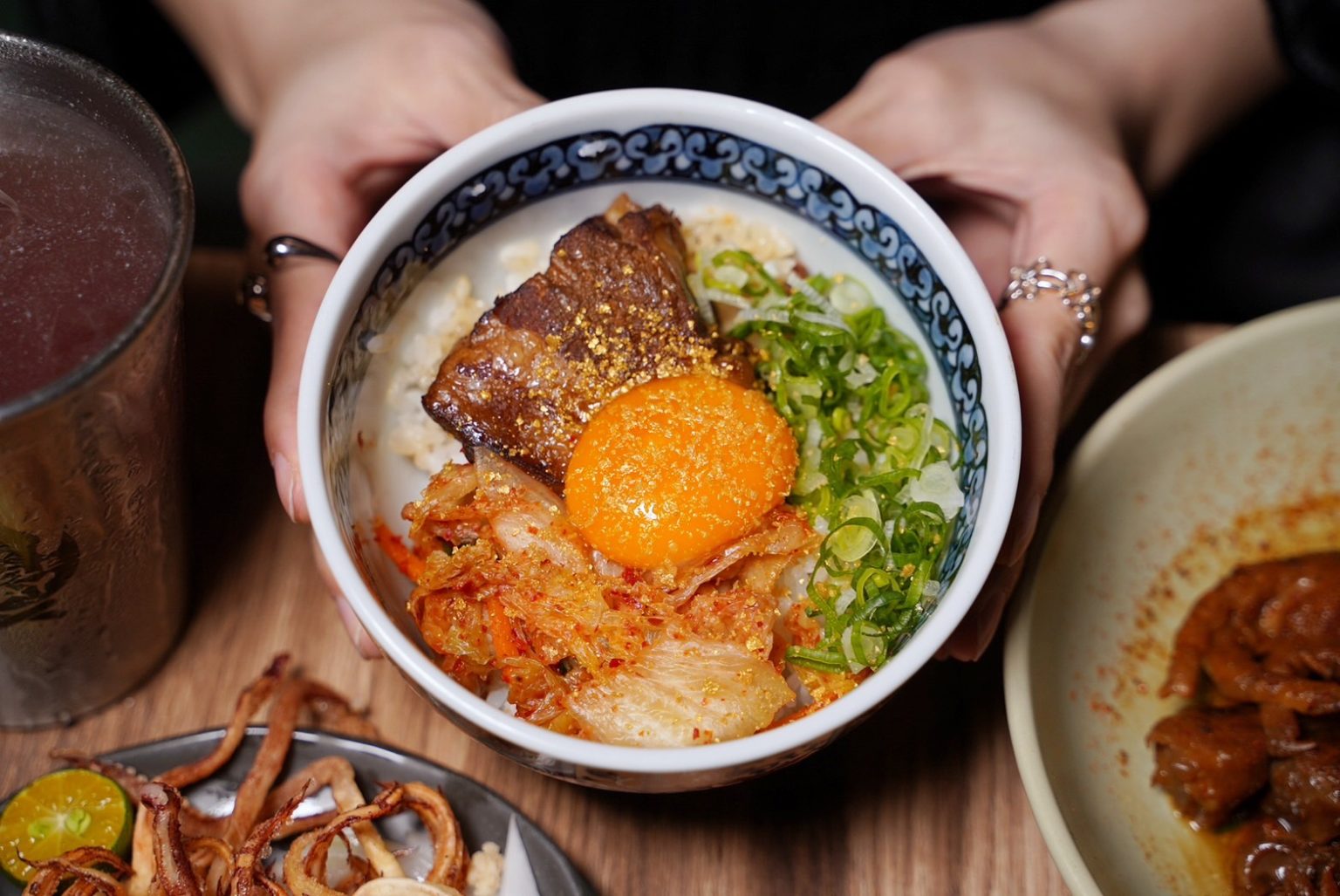 新竹宵夜首選推薦！「UNCLE RAY 串燒·牛飲·咖喱-竹北店」串燒最便宜$25元起，竟然還有濃郁系咖哩飯、生蛋黃拌控肉飯可以選擇，整體餐點都很有水準！ - 阿華田的美食日記