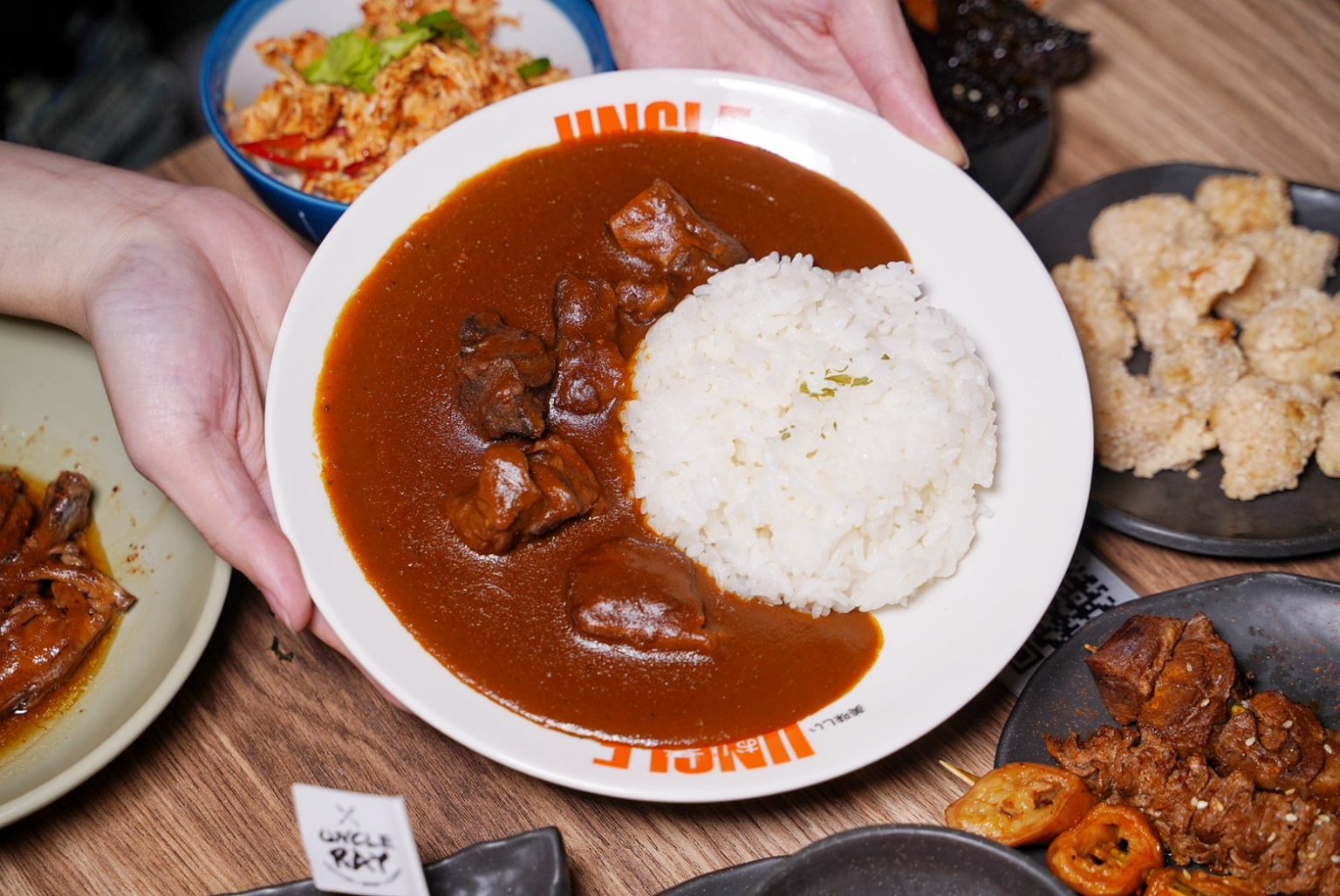 新竹宵夜首選推薦！「UNCLE RAY 串燒·牛飲·咖喱-竹北店」串燒最便宜$25元起，竟然還有濃郁系咖哩飯、生蛋黃拌控肉飯可以選擇，整體餐點都很有水準！ - 阿華田的美食日記